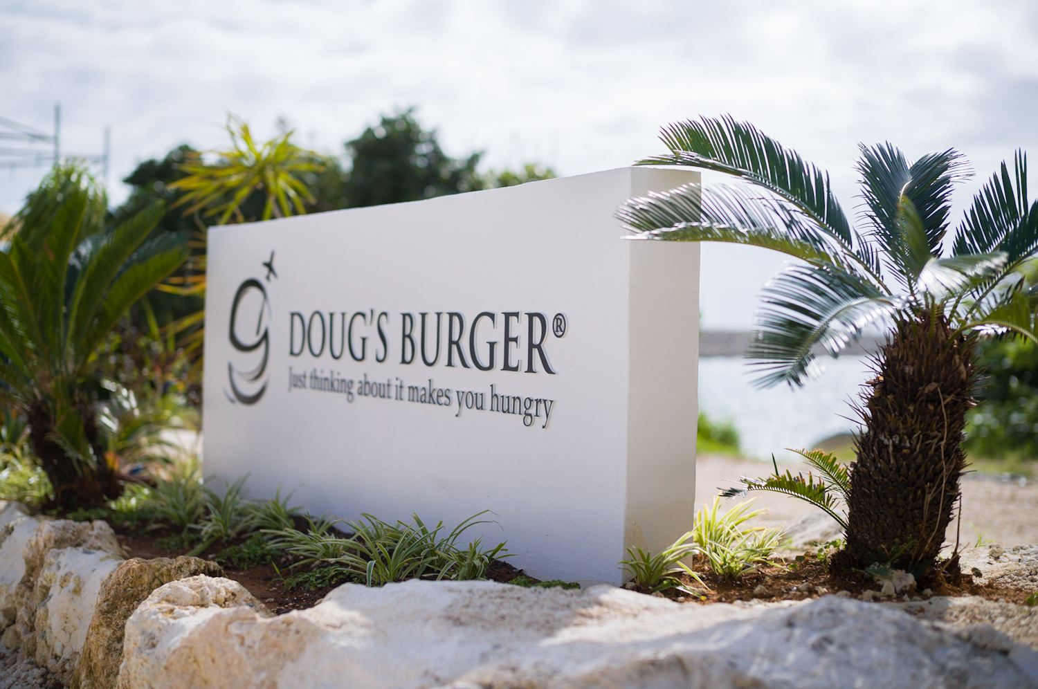 宮古島 | 海を見ながらで絶品バーガーを『DOUG’S BURGER』